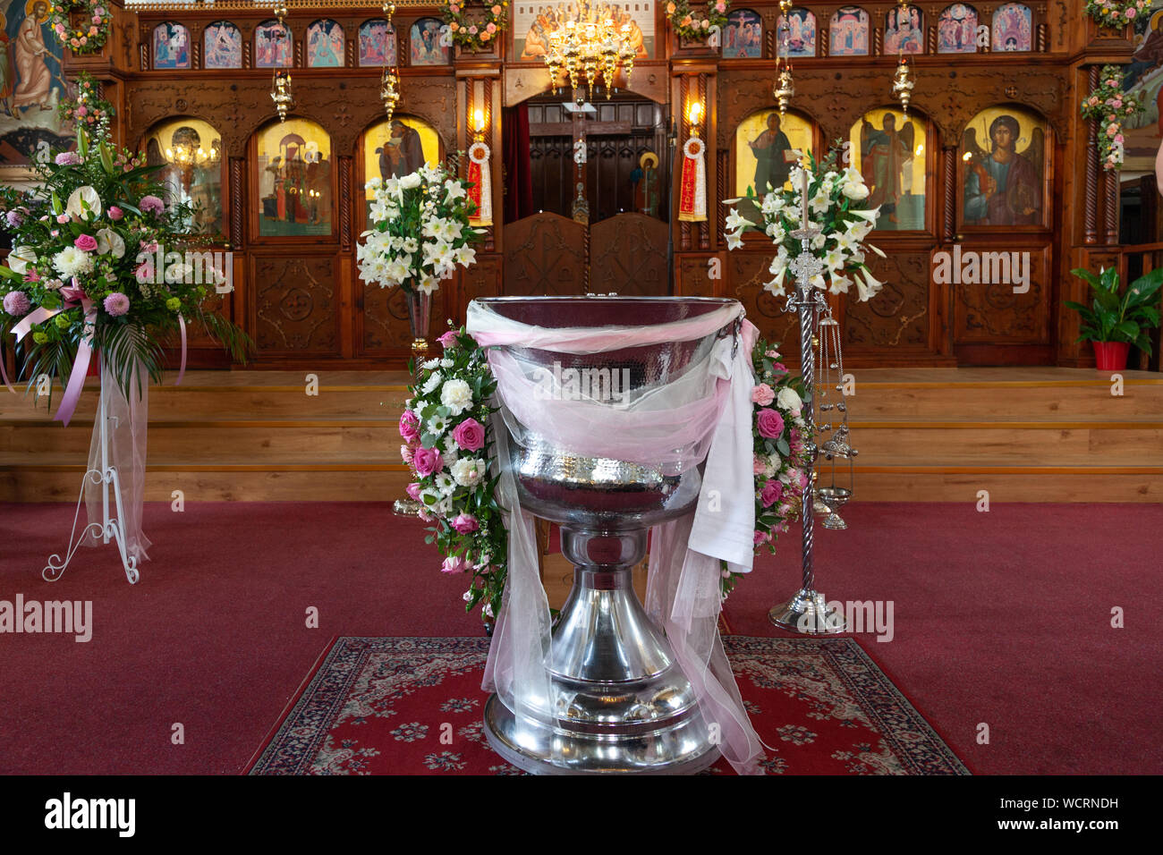 Ein Taufbecken In Einer Griechisch orthodoxen Kirche Ein M bel F r Die Ein Taufbecken In Einer Griechisch orthodoxen Kirche Ein M bel F r Die