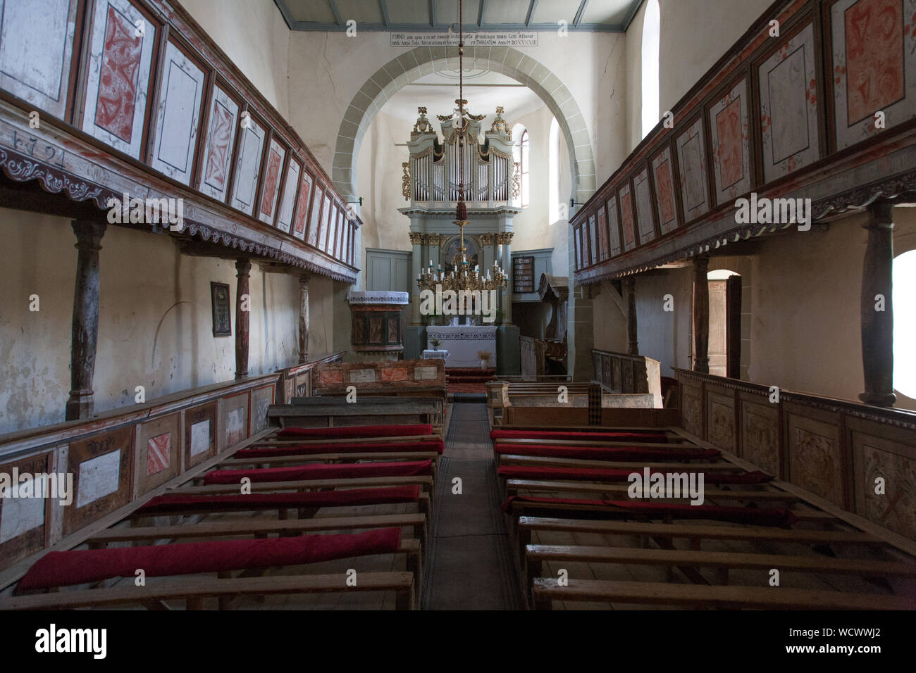 Kirchenschiff seitlich -Fotos und -Bildmaterial in hoher Auflösung – Alamy