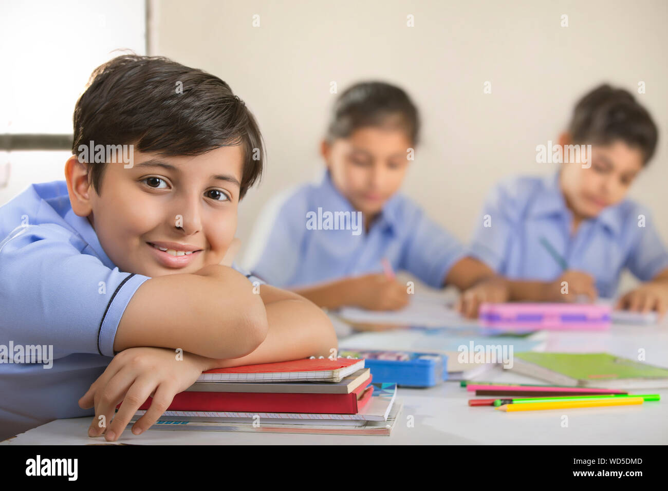 In der klasse sitzen -Fotos und -Bildmaterial in hoher Auflösung – Alamy