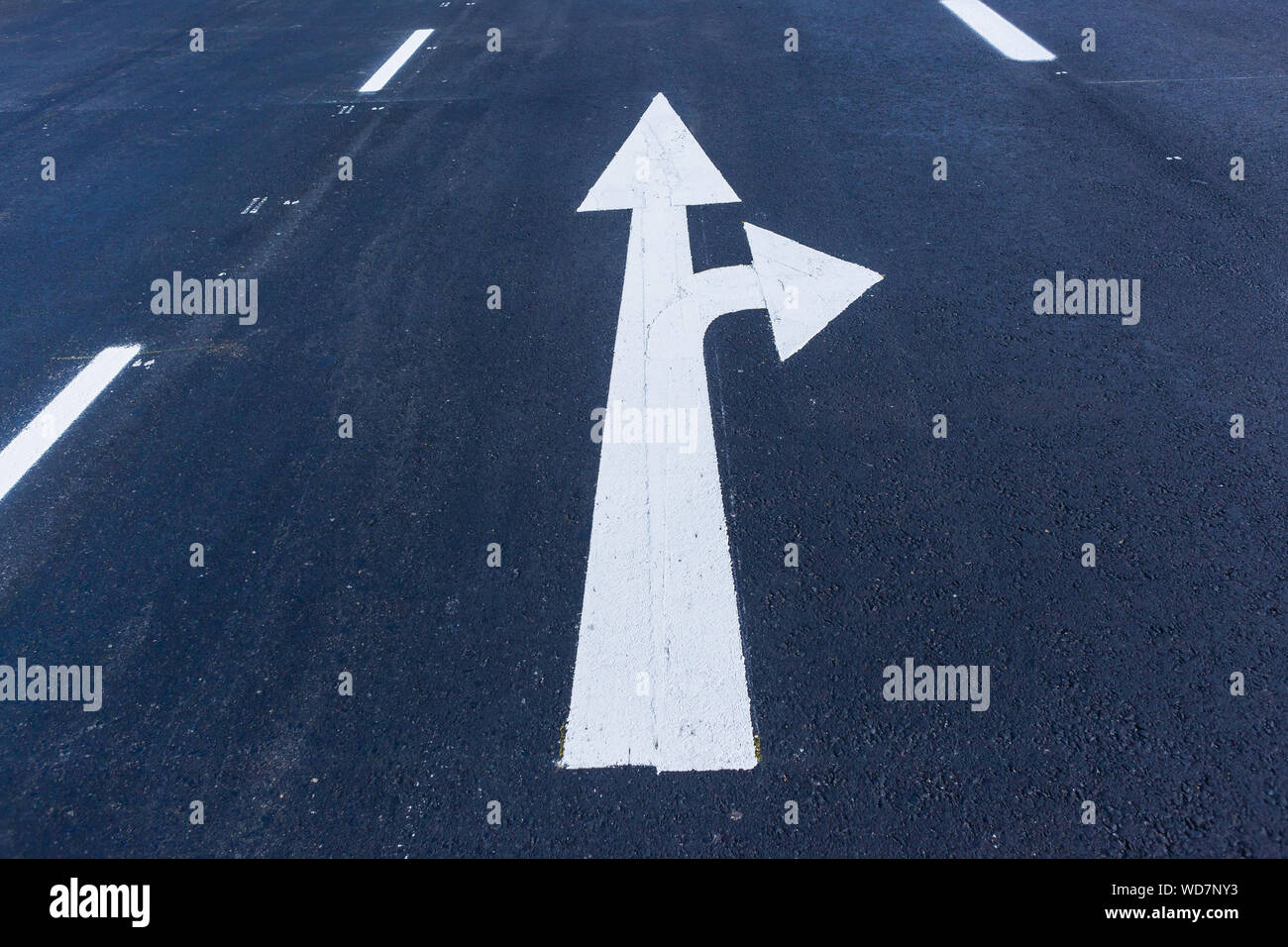 Straße Landstraße asphalt Asphalt gemalt Richtung Kennzeichnung von ...
