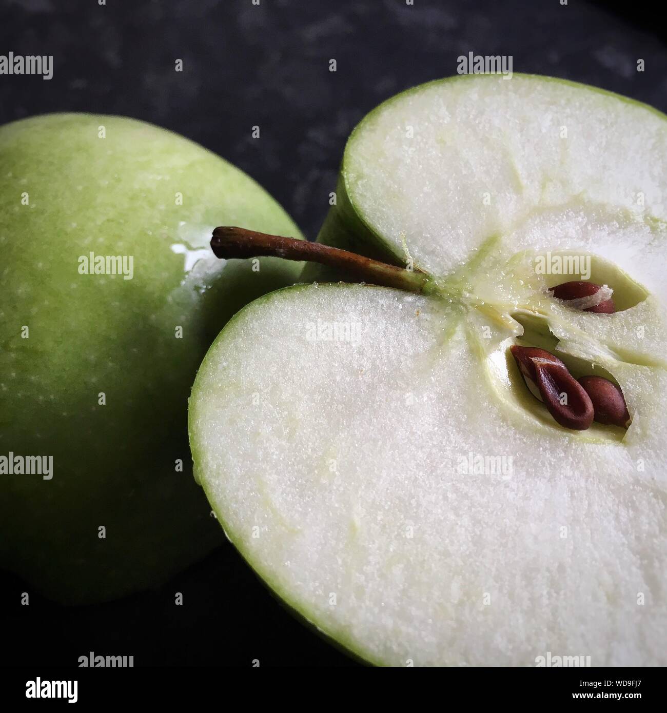 Apple halved -Fotos und -Bildmaterial in hoher Auflösung – Alamy