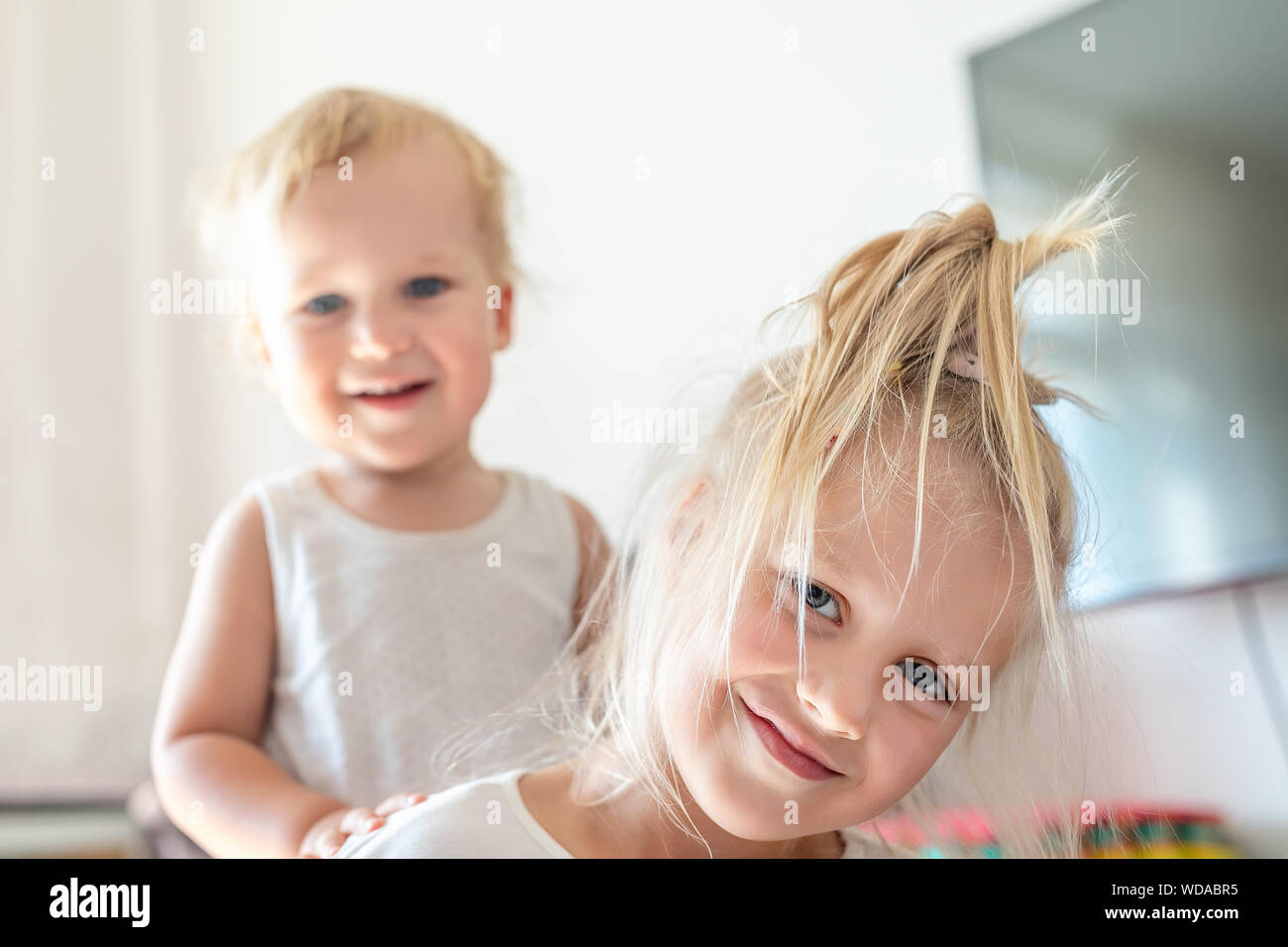 Schwester Mit Kleinen Bruder Stockfotos Und Bilder Kaufen Alamy