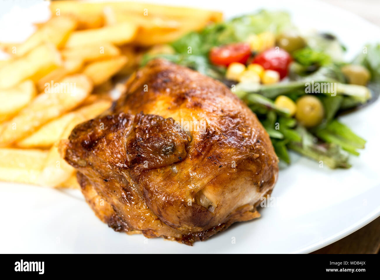 Hähnchenflügel und pommes -Fotos und -Bildmaterial in hoher Auflösung ...