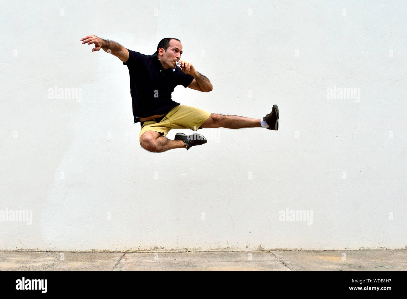 Flying kick -Fotos und -Bildmaterial in hoher Auflösung – Alamy