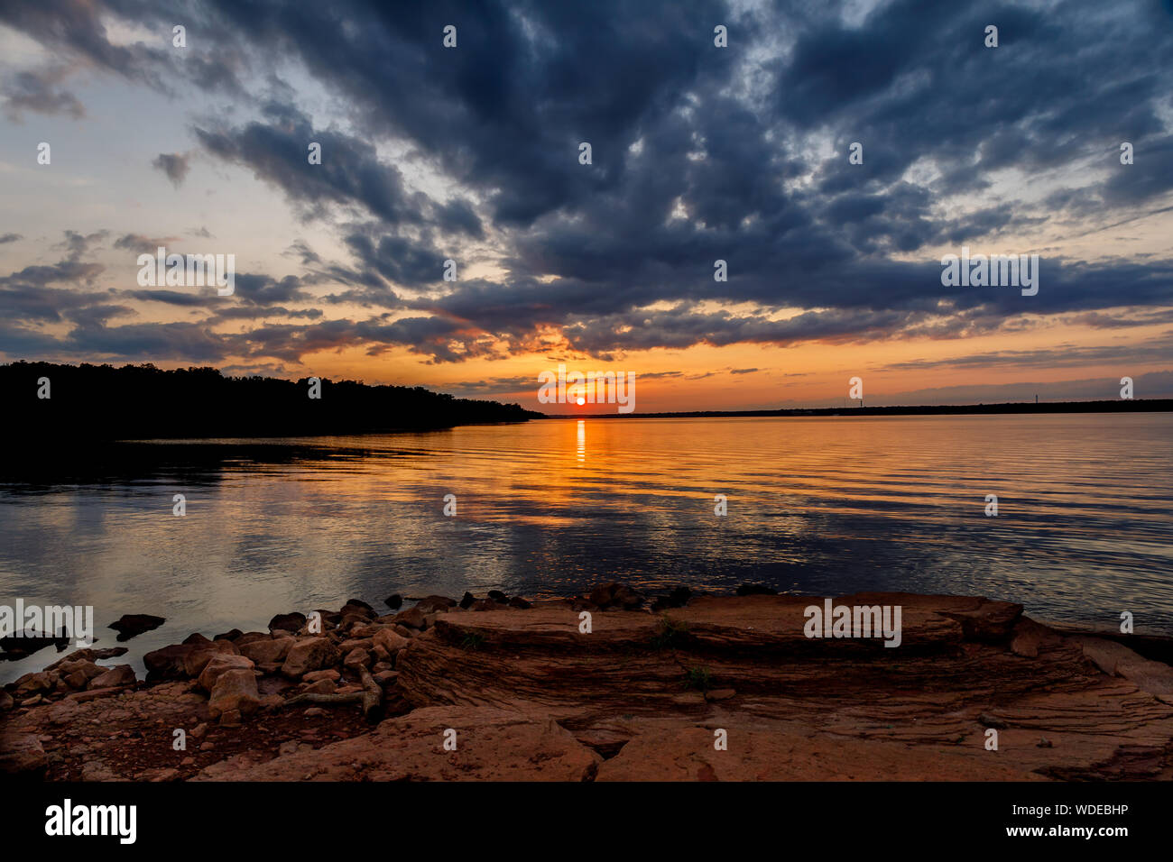 Friedlicher see bei sonnenuntergang -Fotos und -Bildmaterial in hoher Auflösung – Alamy