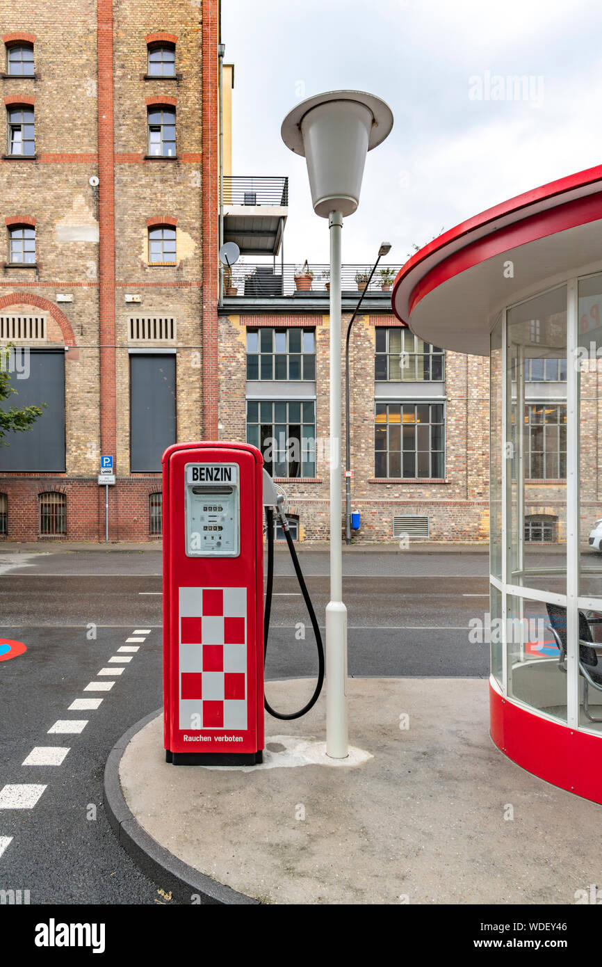 Old gasolin petrol station -Fotos und -Bildmaterial in hoher Auflösung ...
