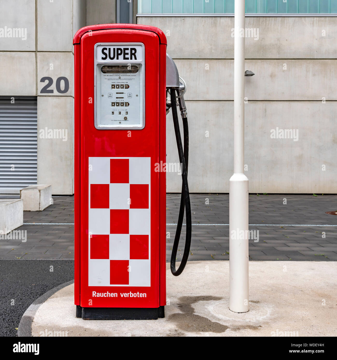 Old gasolin petrol station -Fotos und -Bildmaterial in hoher Auflösung ...