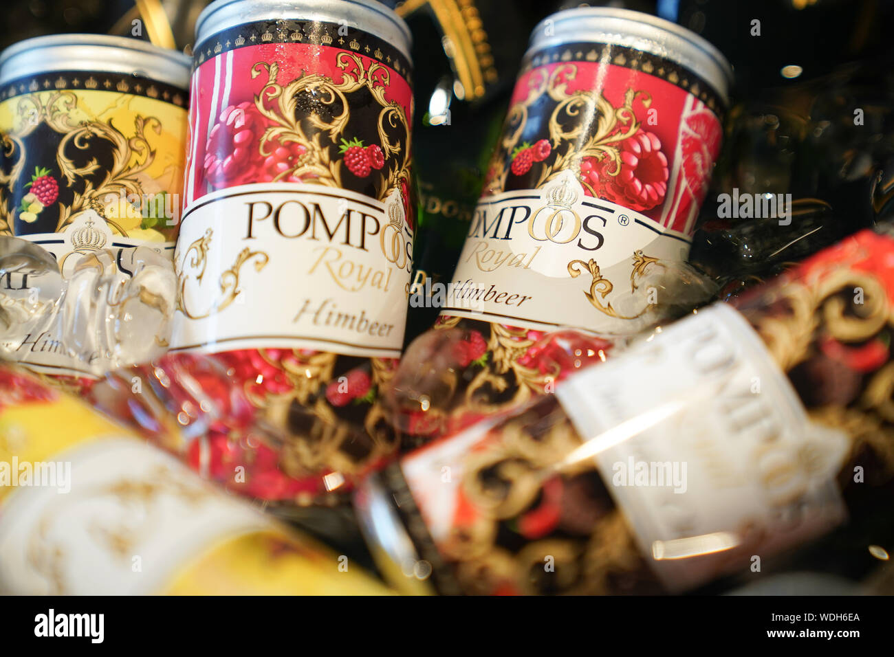 Prosecco von Designer Harald Glööckler Pompöös in seinem neuen Cafe im ...