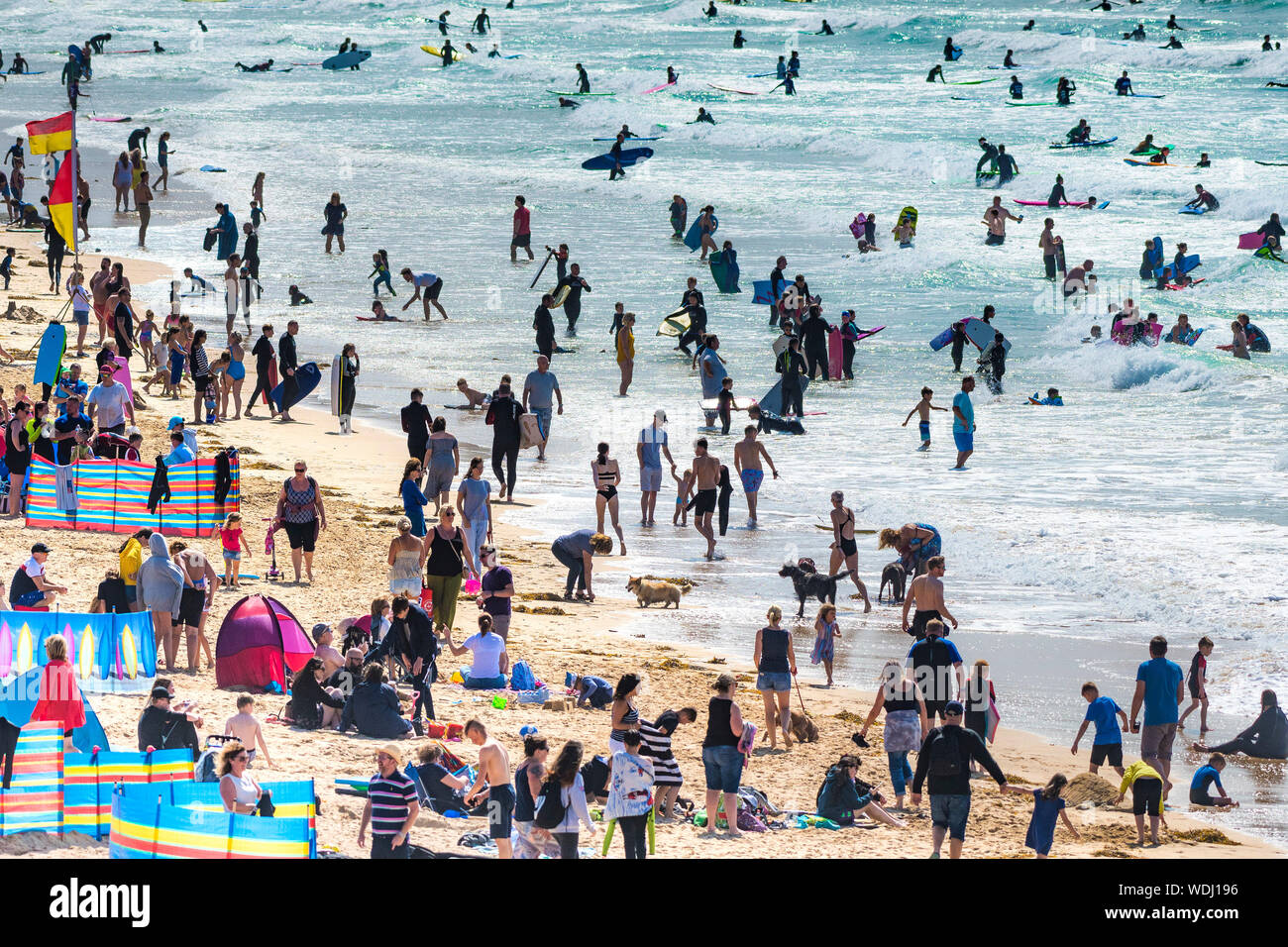 Urlauber genießen im Meer und am Strand von Fistral in Newquay in ...