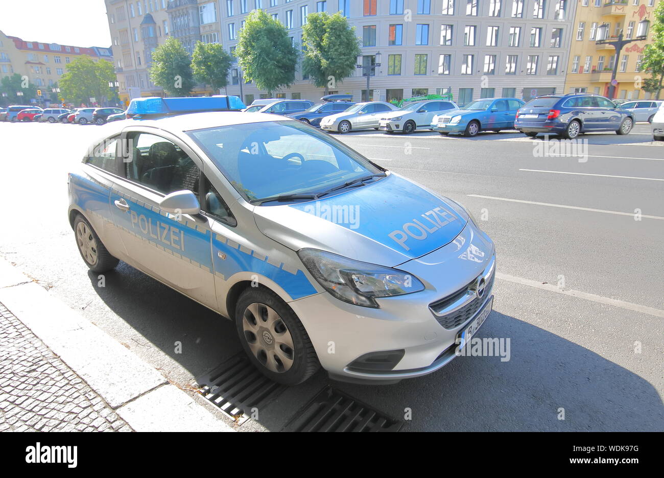 Berlin police car -Fotos und -Bildmaterial in hoher Auflösung – Alamy