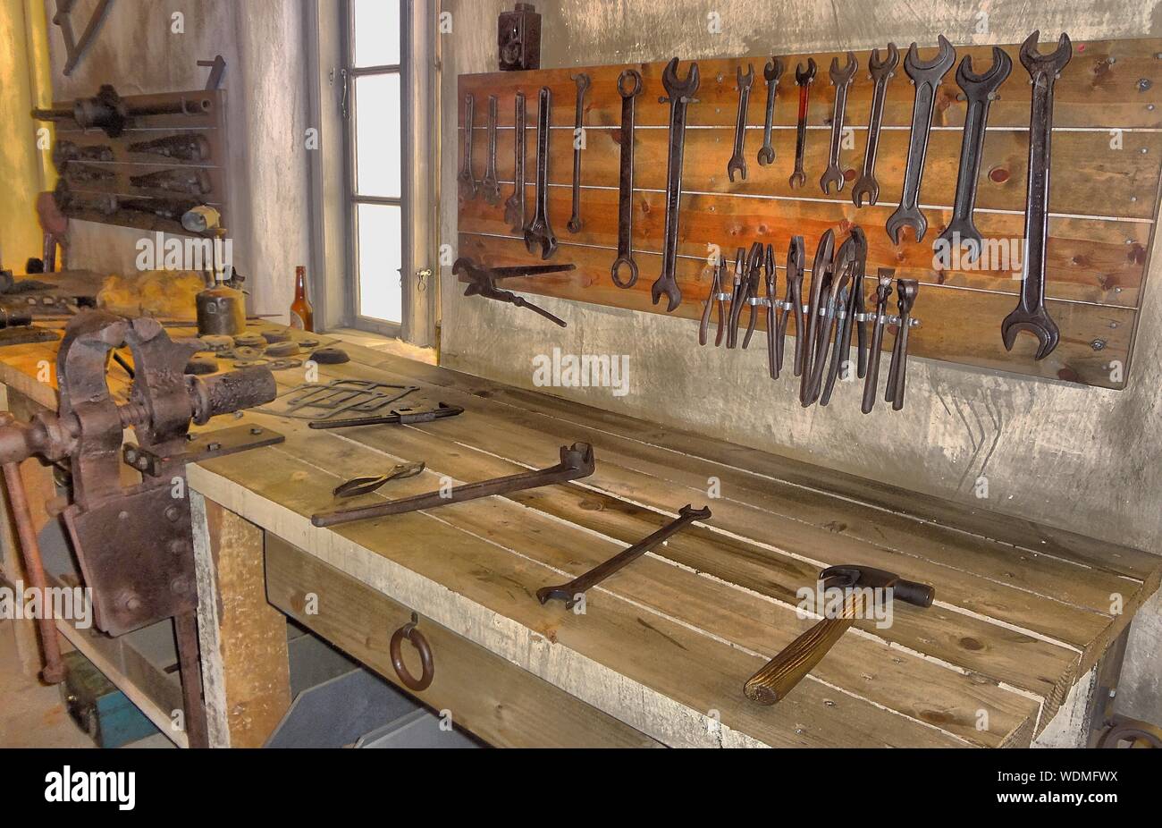Großer arbeitstisch werkstatt -Fotos und -Bildmaterial in hoher Auflösung – Alamy