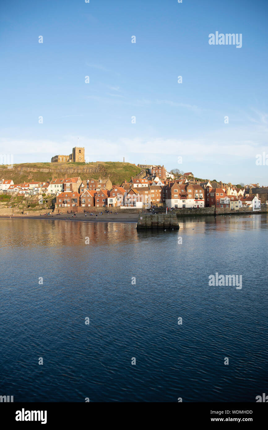 Bootsfahrt mit whitby abtei im hintergrund -Fotos und -Bildmaterial in ...