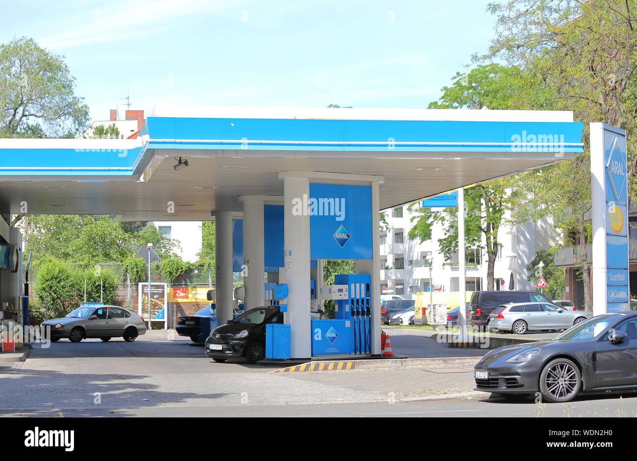 Aral petrol gas station -Fotos und -Bildmaterial in hoher Auflösung – Alamy