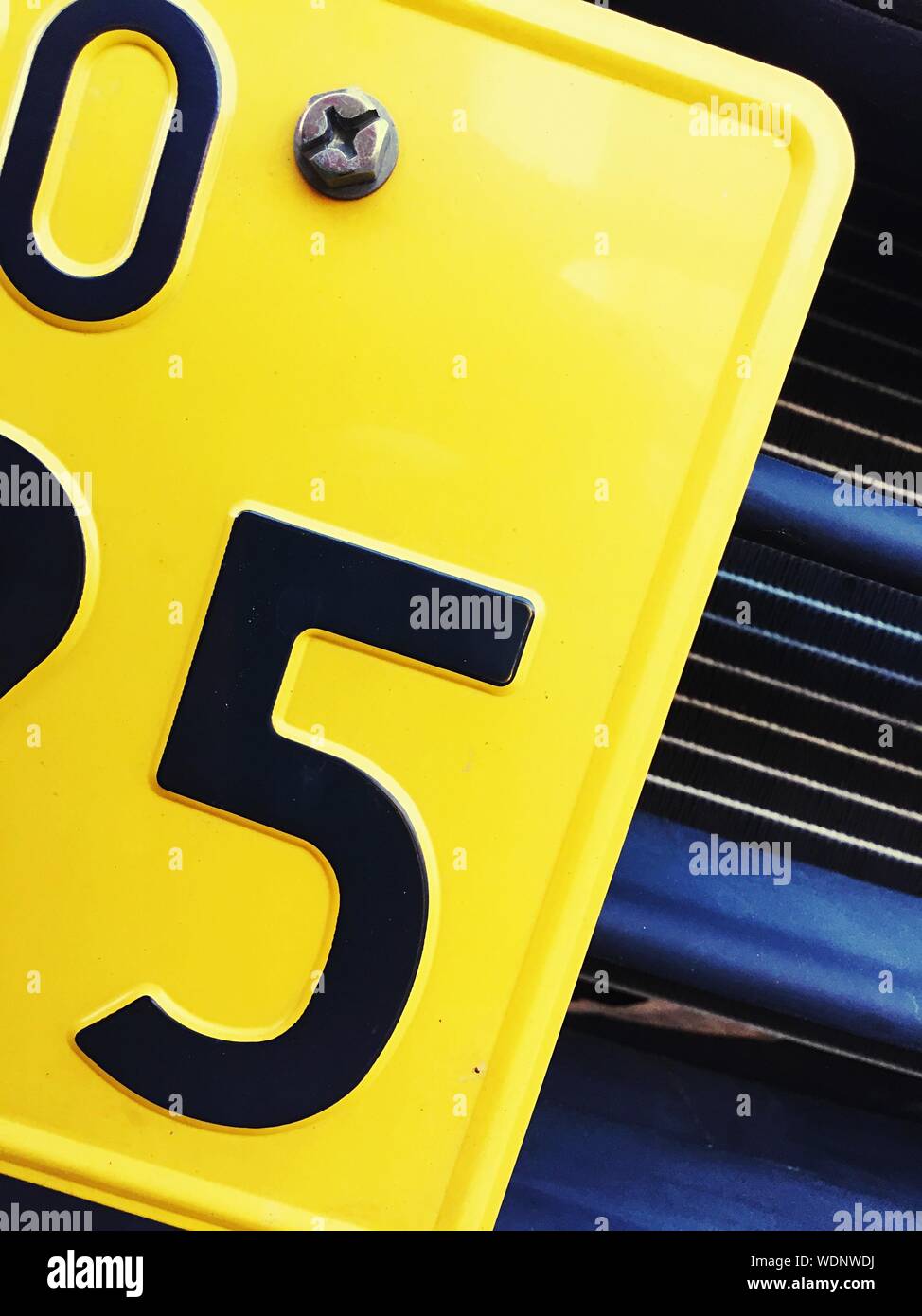 Gelbes nummernschild -Fotos und -Bildmaterial in hoher Auflösung – Alamy
