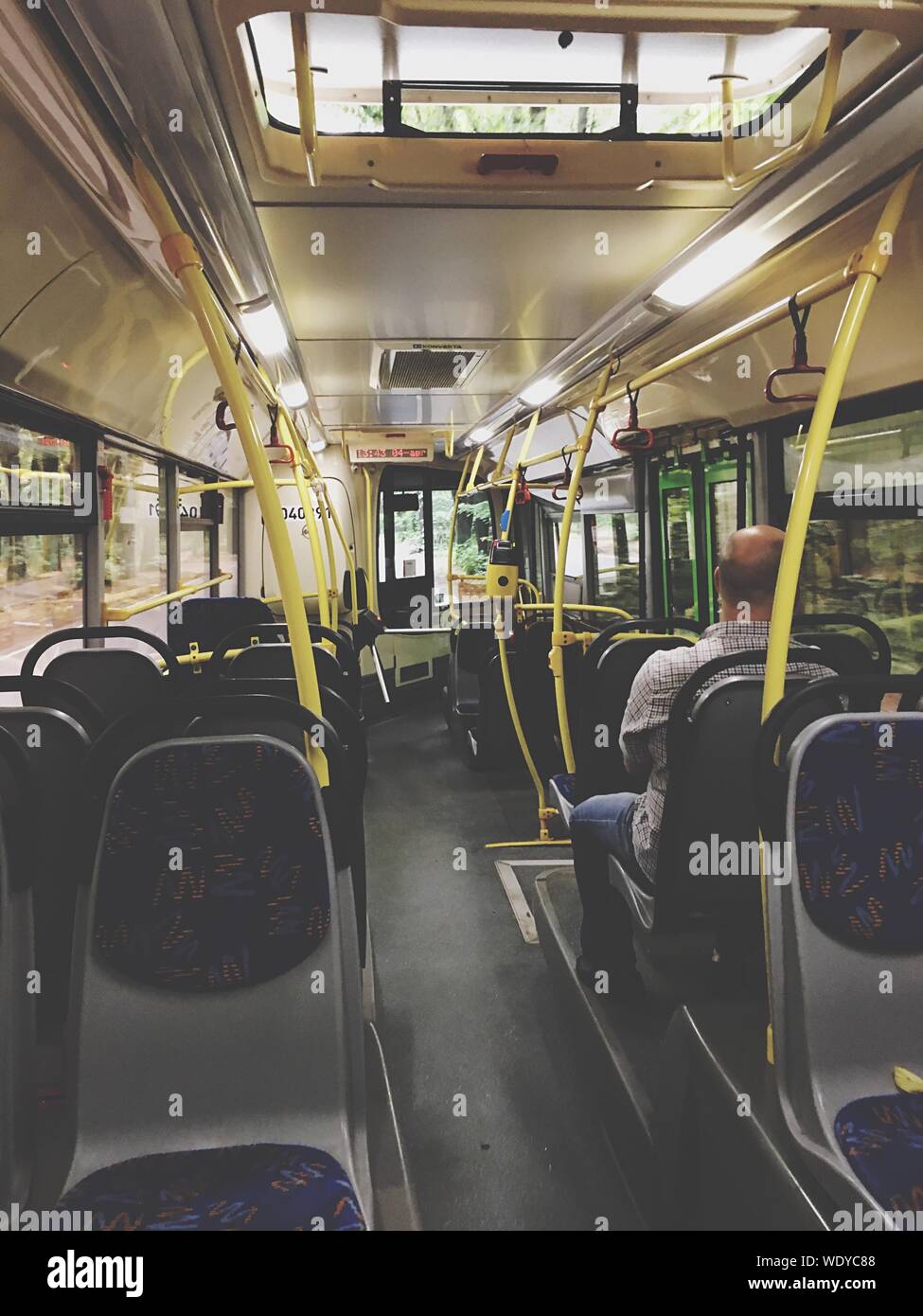 Mann sitzt in einem bus -Fotos und -Bildmaterial in hoher Auflösung – Alamy