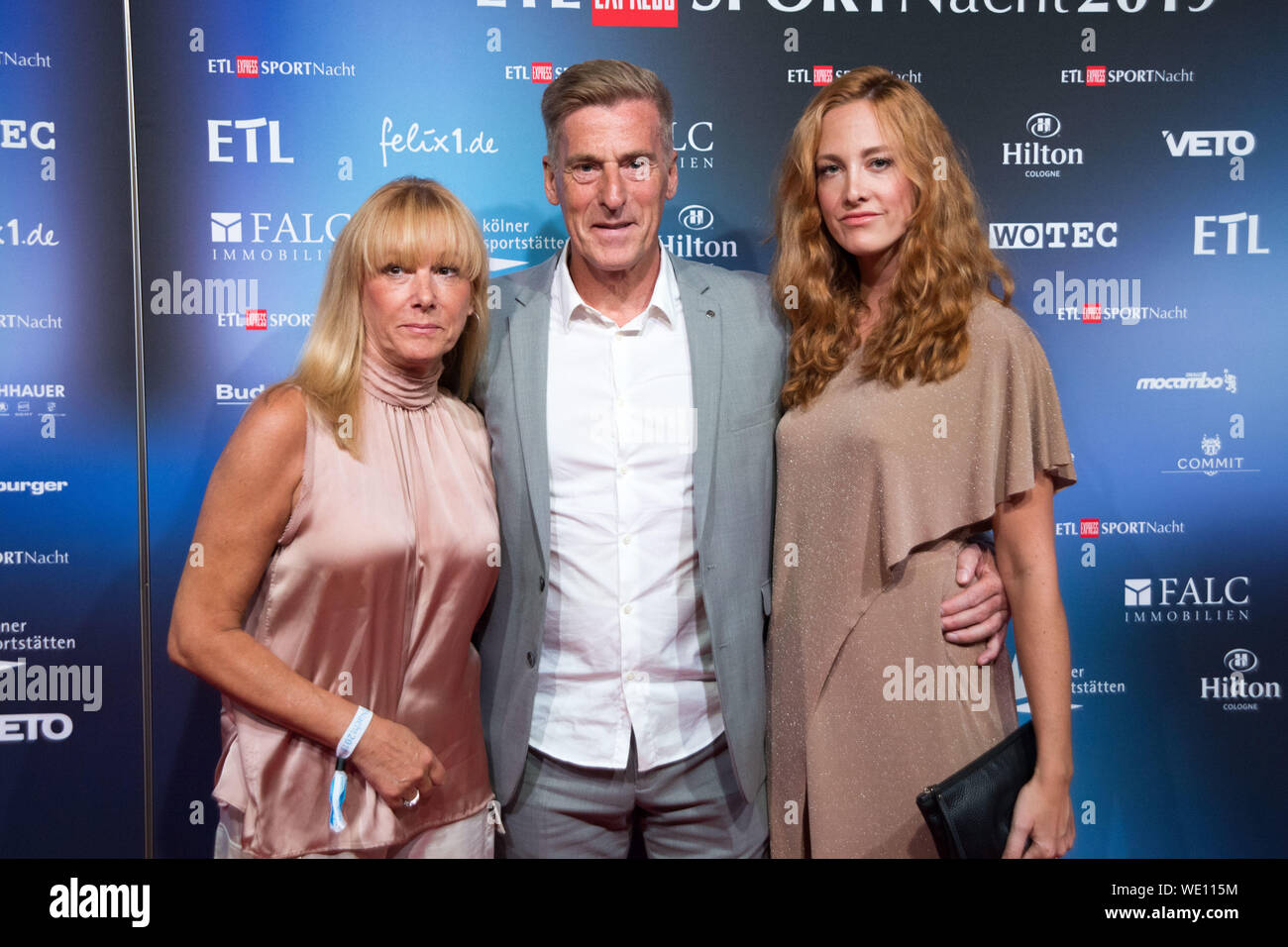 Uli Stein, Mitte, ehemaliger Fußball-Profi, mit Frau Cornelia, Links ...