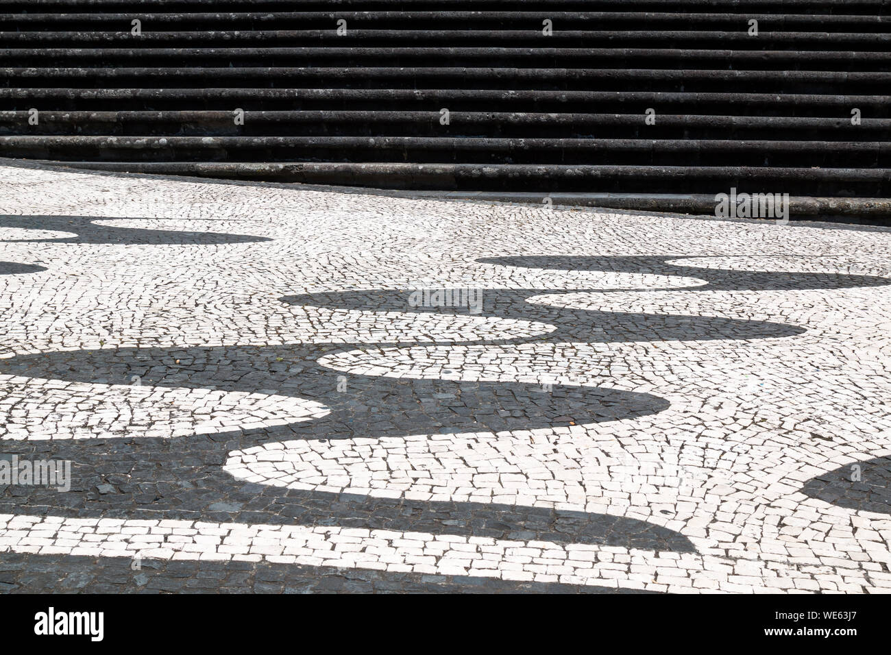 Traditionelle portugues Straßen mit Kopfsteinpflaster in Schwarz und ...