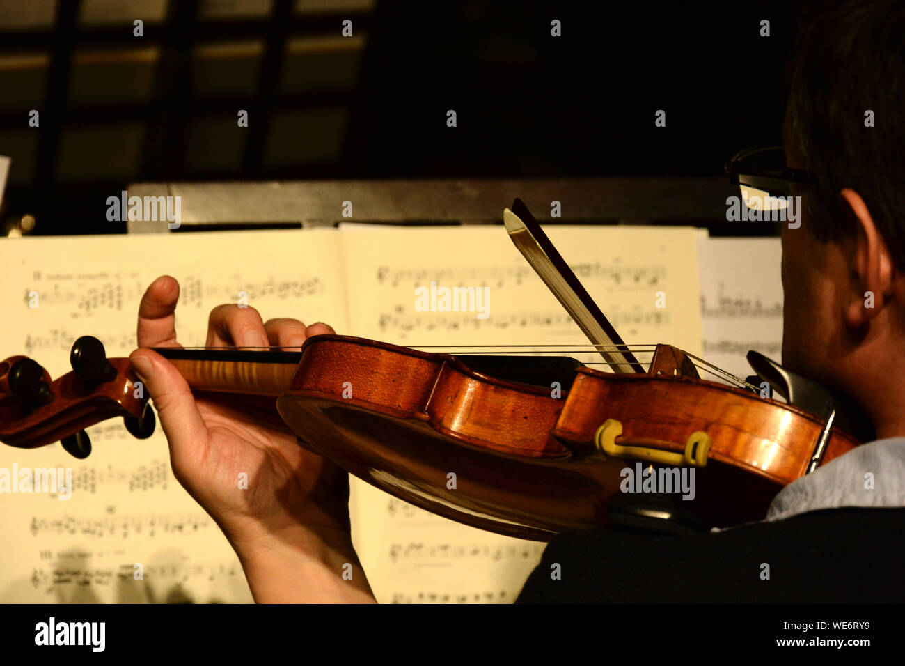 Man playing violin -Fotos und -Bildmaterial in hoher Auflösung – Alamy