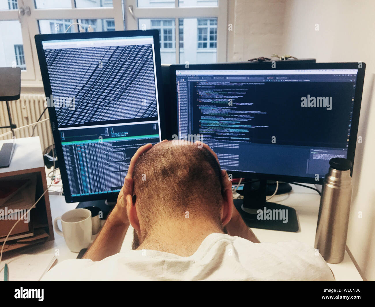 Emotionaler programmierer -Fotos und -Bildmaterial in hoher Auflösung ...