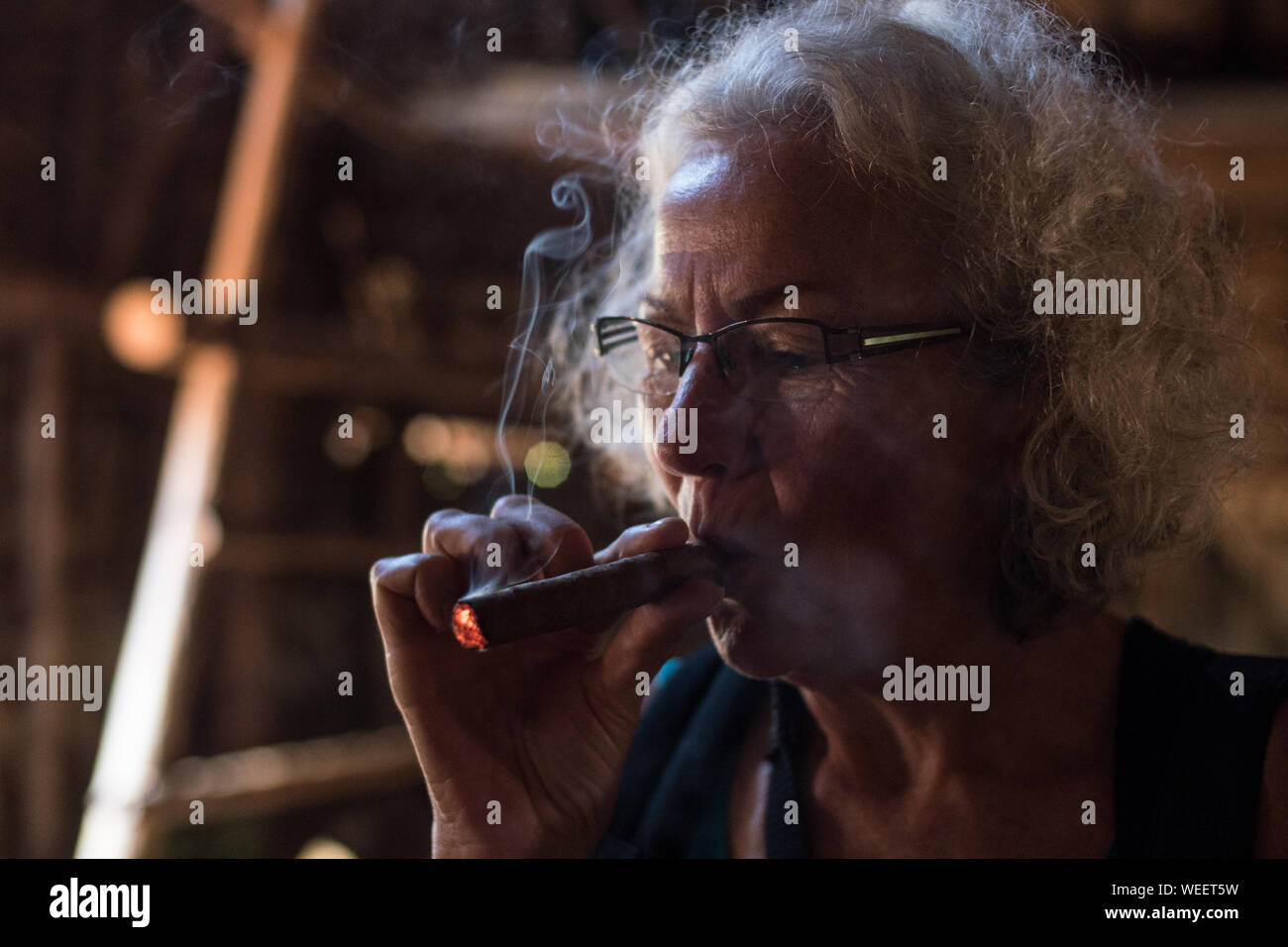 Cigar smoking woman -Fotos und -Bildmaterial in hoher Auflösung – Alamy