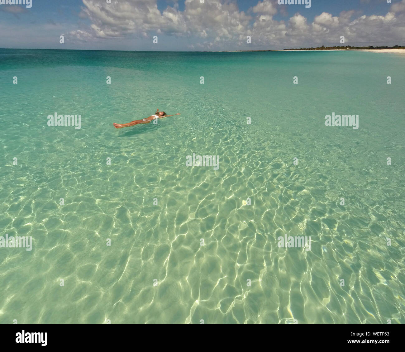 Young woman wearing bikini floating -Fotos und -Bildmaterial in hoher Auflösung – Alamy