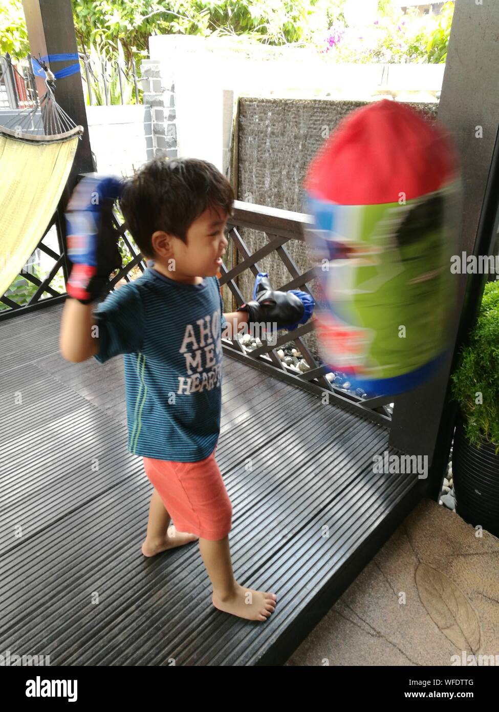 Boy boxing -Fotos und -Bildmaterial in hoher Auflösung – Alamy