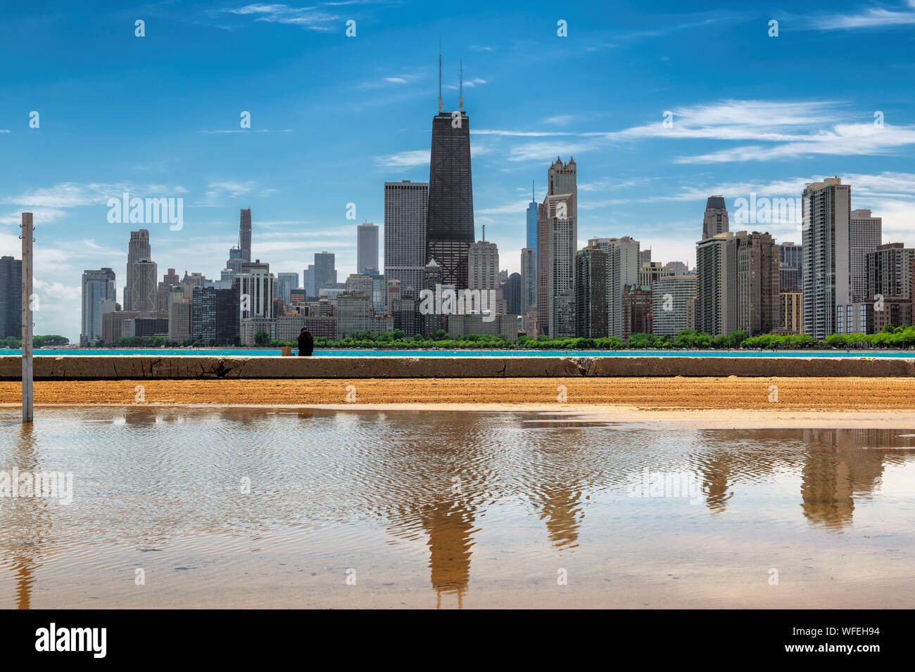 Reflexion von chicago skyline -Fotos und -Bildmaterial in hoher ...