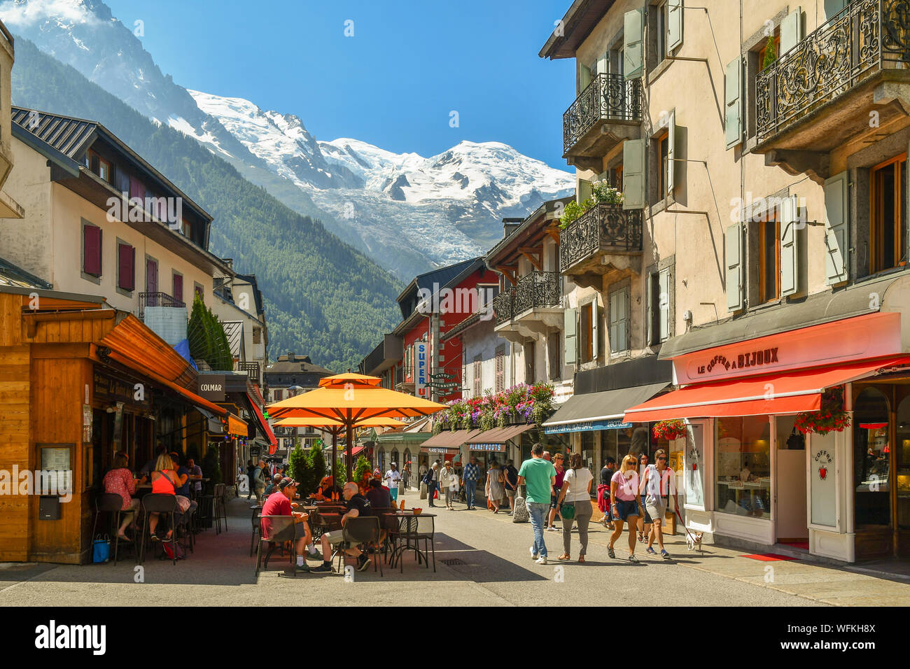 Street View mit Touristen zu Fuß und sitzen im Café und Bistro und das ...