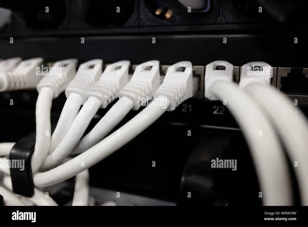 Kabel in einen router -Fotos und -Bildmaterial in hoher Auflösung – Alamy