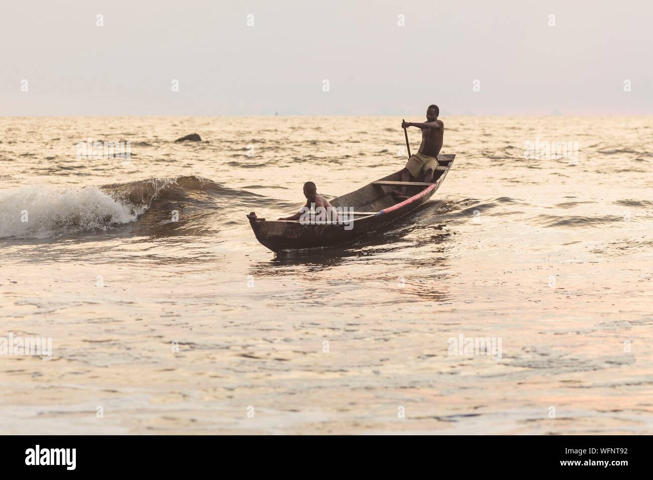 Kamerun, Region Süd, Ocean Abteilung, Kribi, Fischer in Kanus paddeln ...