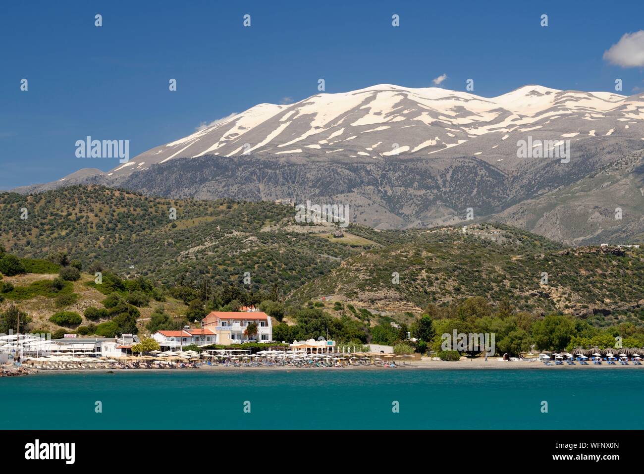 Griechenland, Kreta, Agia Galini, Paralia Agia Galini, Strand mit Berg ...
