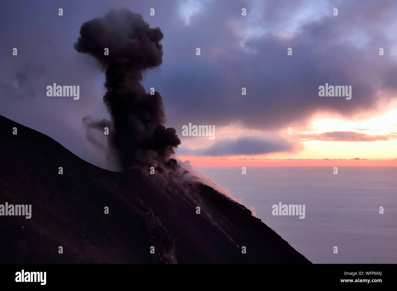 Vulkanausbruch von stromboli -Fotos und -Bildmaterial in hoher Auflösung – Alamy