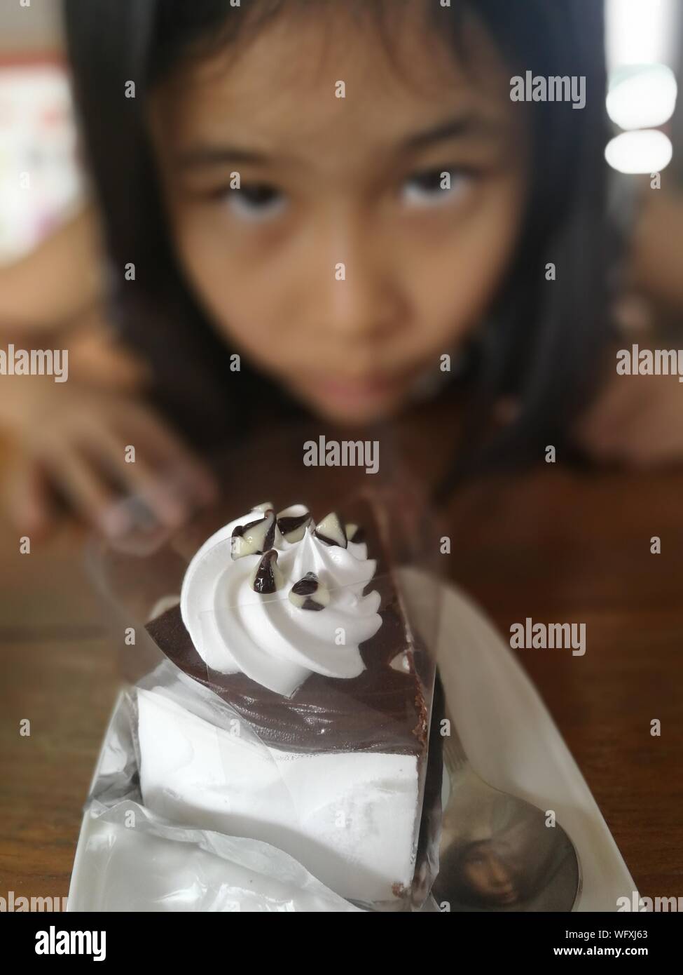 Kuchen betrachten -Fotos und -Bildmaterial in hoher Auflösung – Alamy