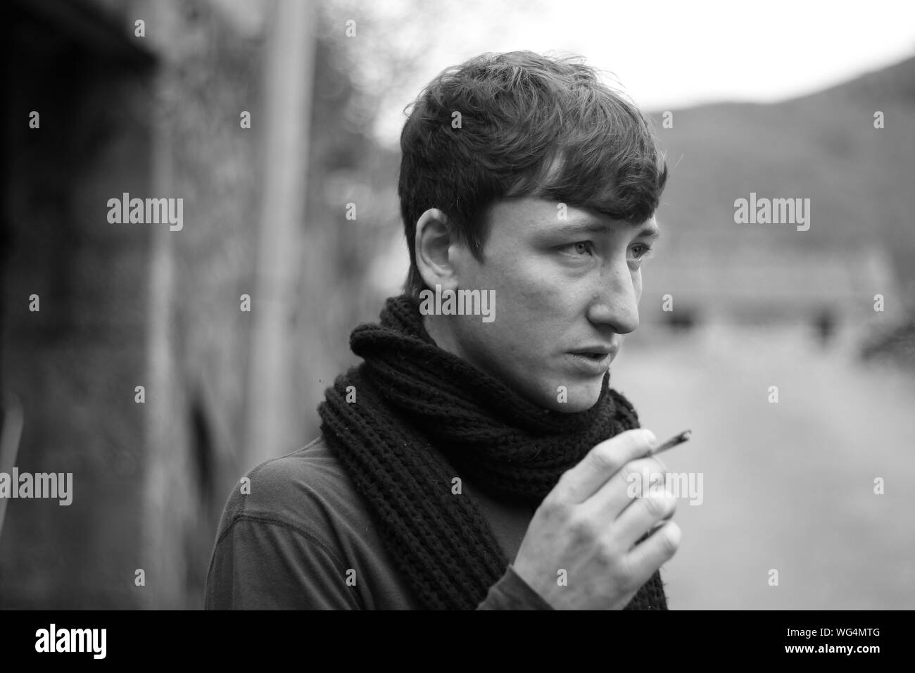 Man smoking cigarette france -Fotos und -Bildmaterial in hoher ...