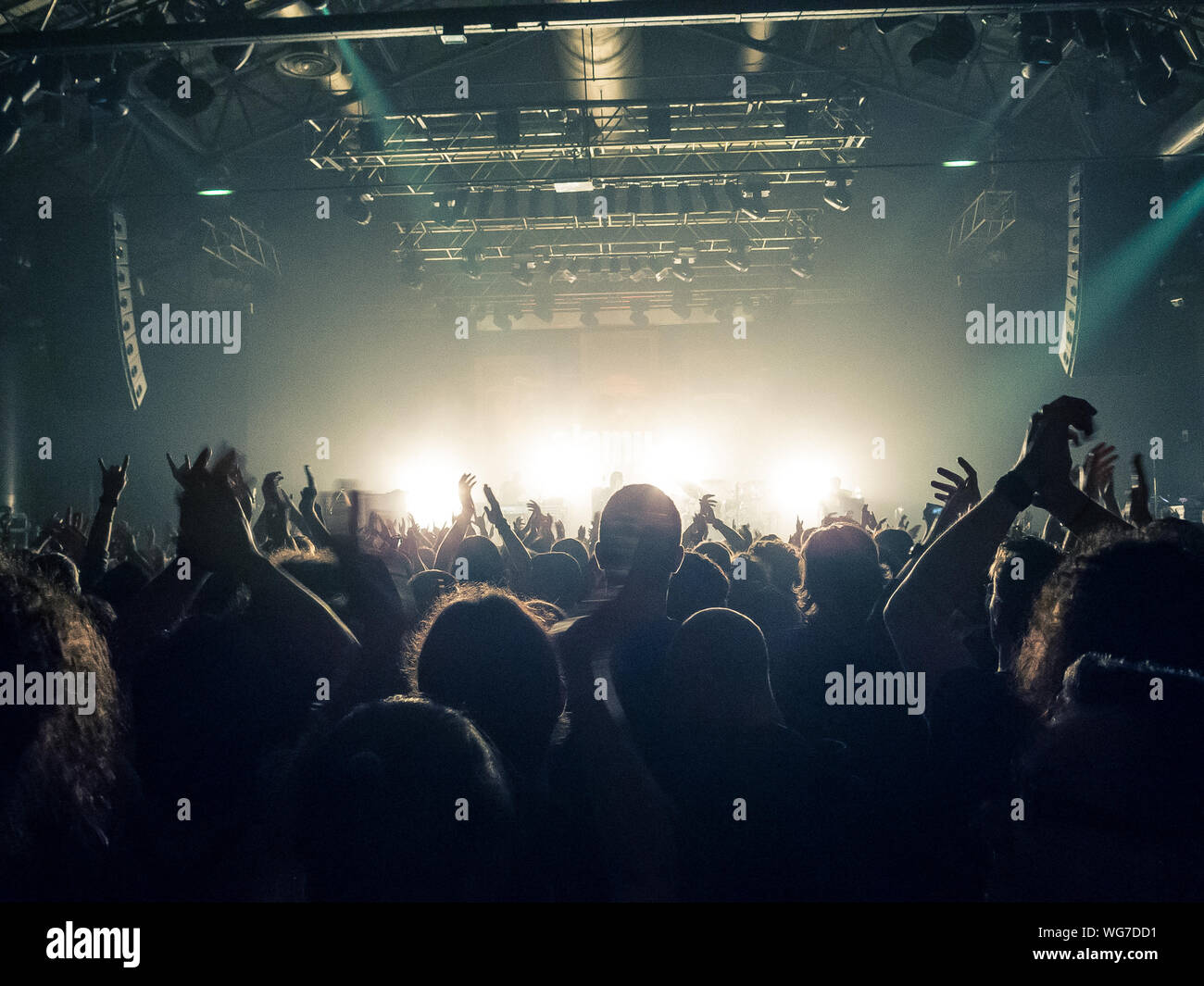 Konzert Publikum klatschen, die vor einem hellen Bühne Stockfotografie ...