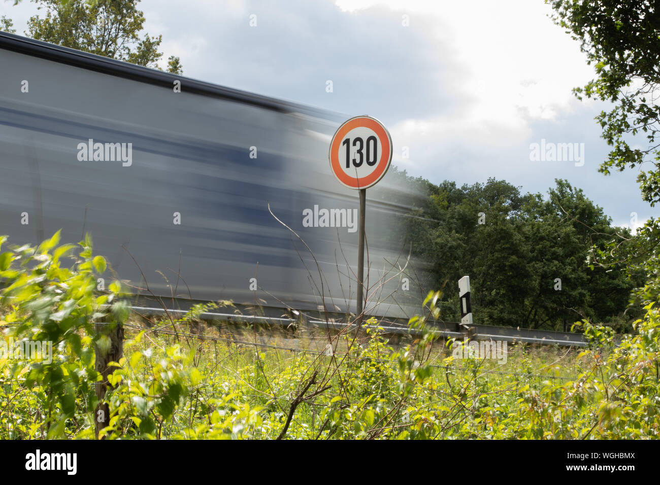 Speed limit 130 -Fotos und -Bildmaterial in hoher Auflösung – Alamy