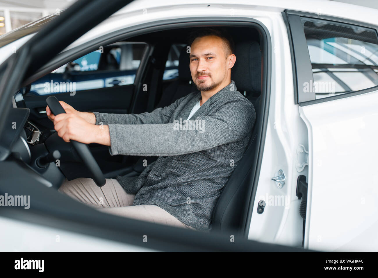 New car showroom -Fotos und -Bildmaterial in hoher Auflösung – Alamy