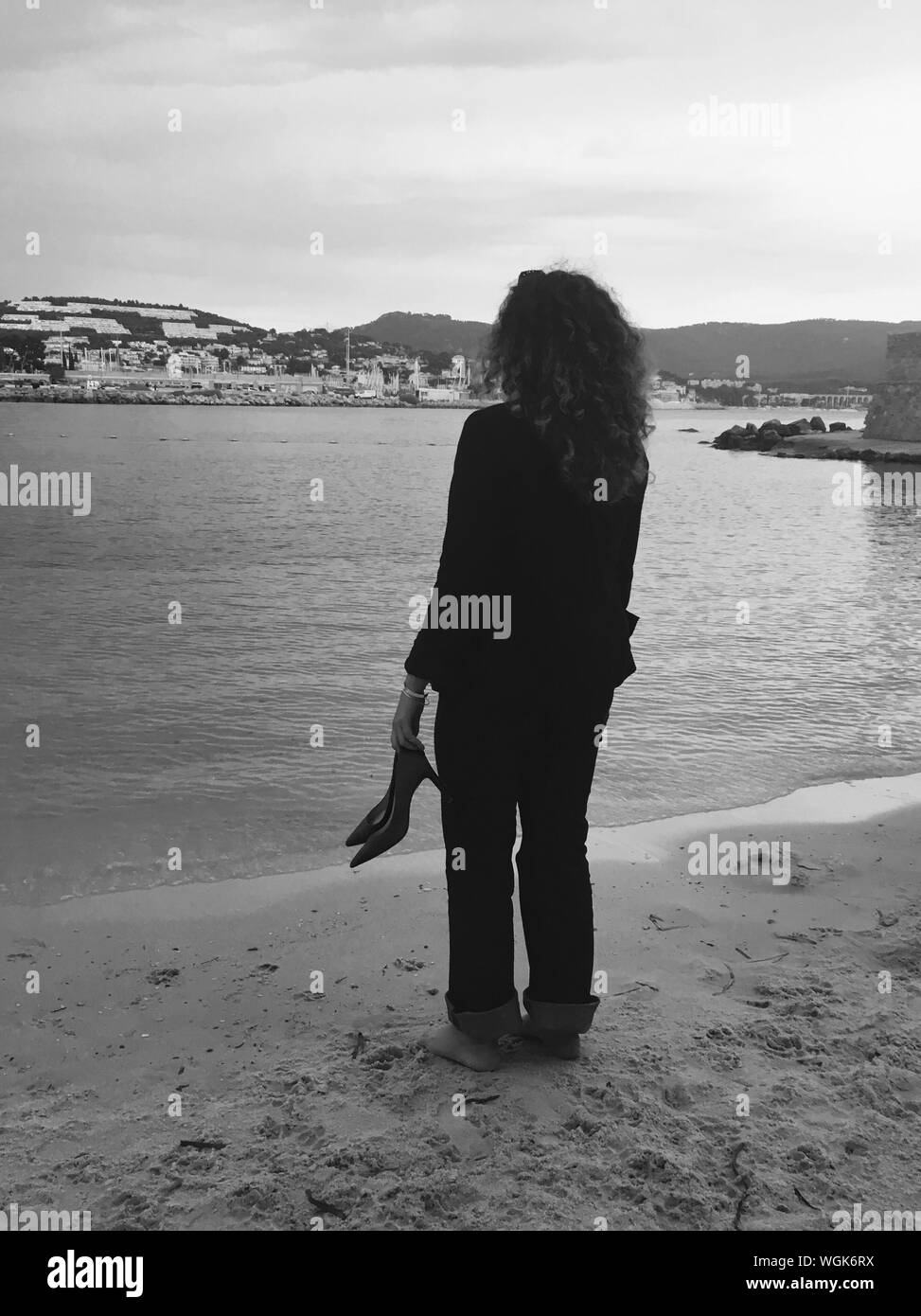 Junge frau steht am strand Schwarzweiß-Stockfotos und -bilder - Alamy