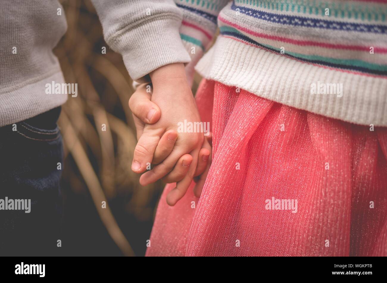 Hand die hände von kindern kinder -Fotos und -Bildmaterial in hoher ...