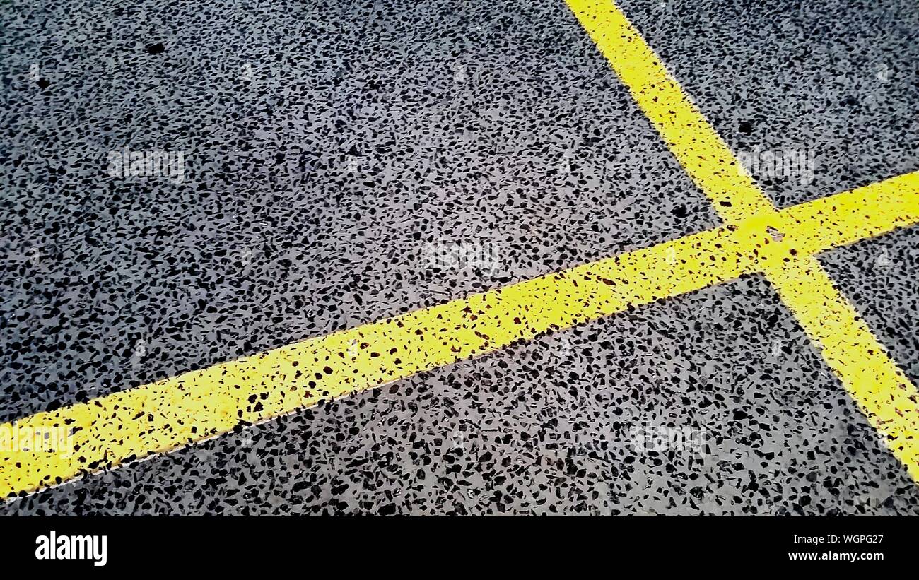 Gelbe linien mit kreuz parkplätze -Fotos und -Bildmaterial in hoher ...