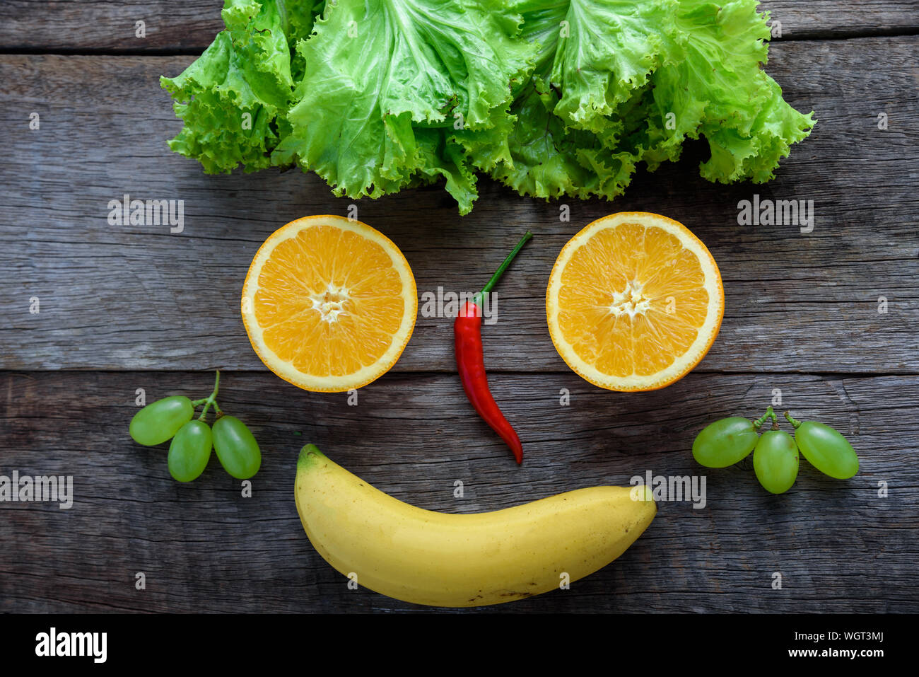 Smiley gesicht mit obst und gemüse -Fotos und -Bildmaterial in hoher ...