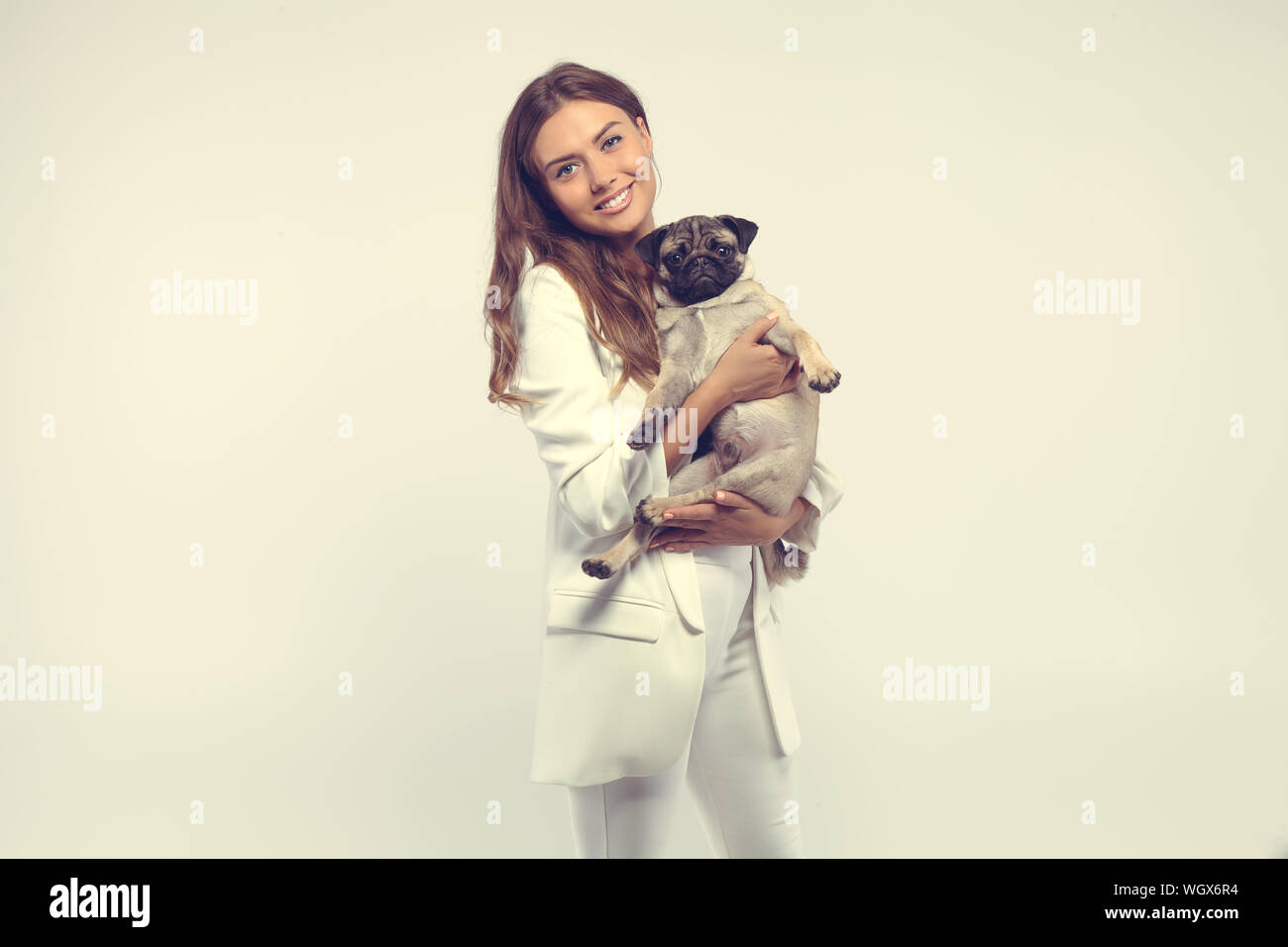 Frau mit mops -Fotos und -Bildmaterial in hoher Auflösung – Alamy