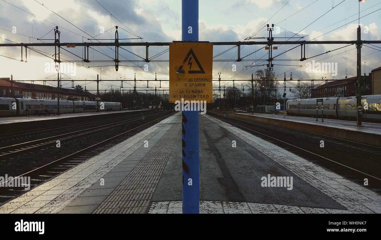 Zeichen warnung bahnsteig -Fotos und -Bildmaterial in hoher Auflösung ...
