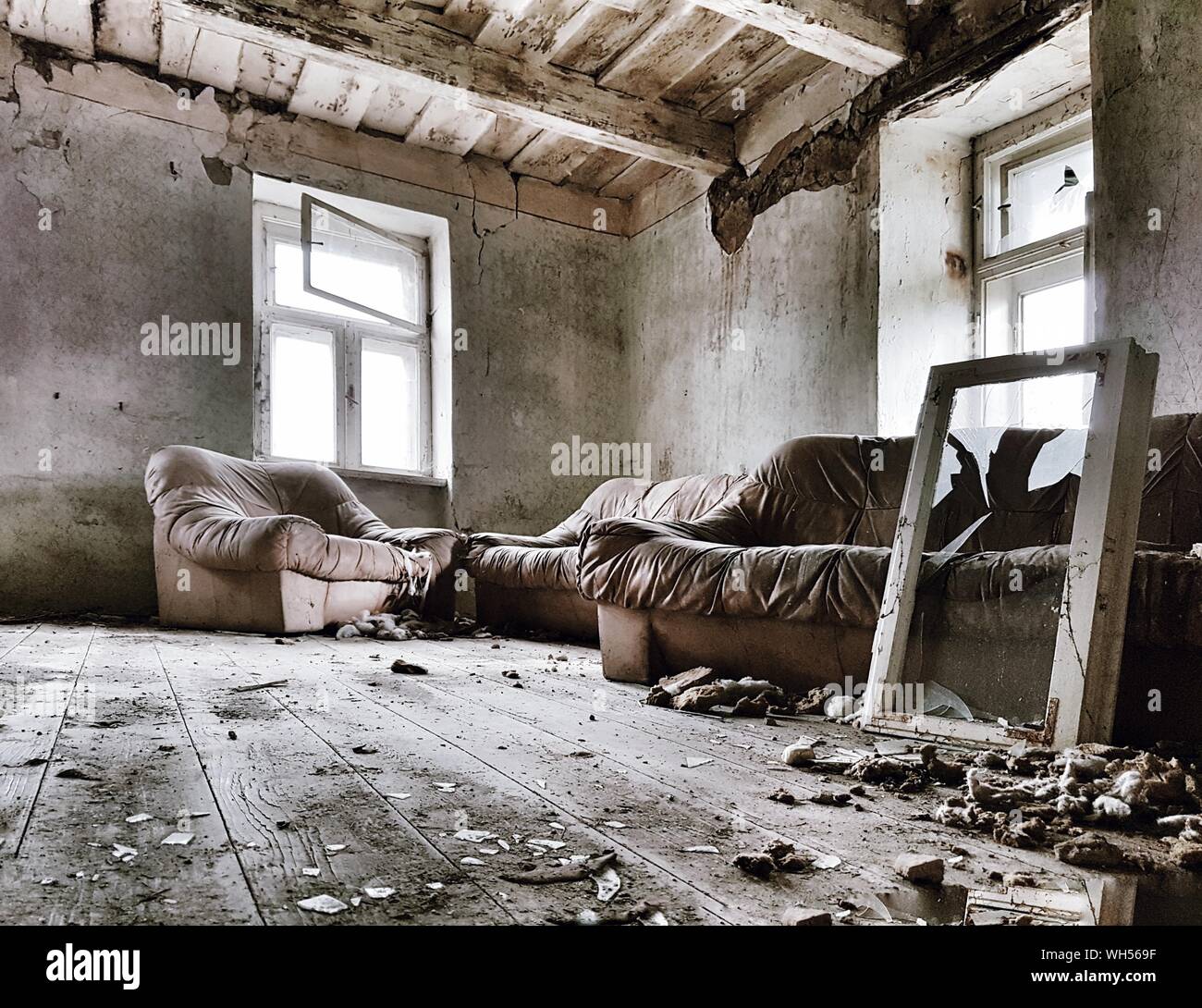 Verlassenes haus interieur -Fotos und -Bildmaterial in hoher Auflösung ...