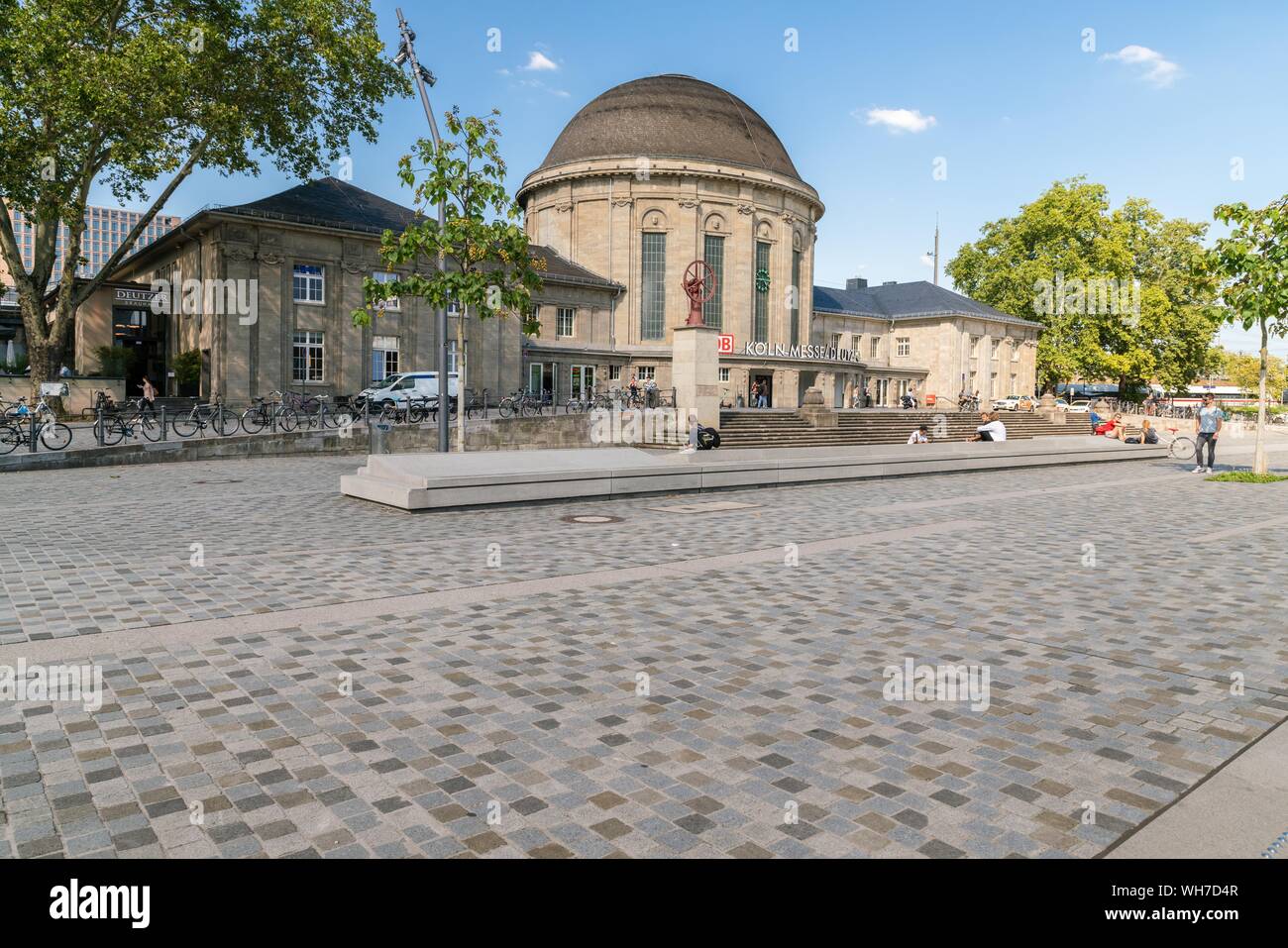 Deutz bahnhof -Fotos und -Bildmaterial in hoher Auflösung – Alamy