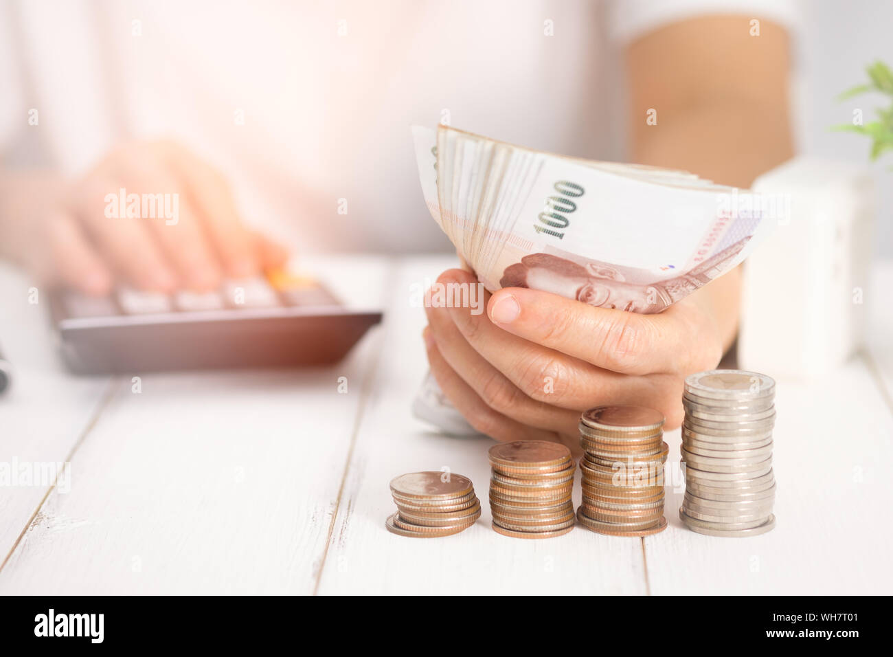 Mann tisch geld -Fotos und -Bildmaterial in hoher Auflösung – Alamy