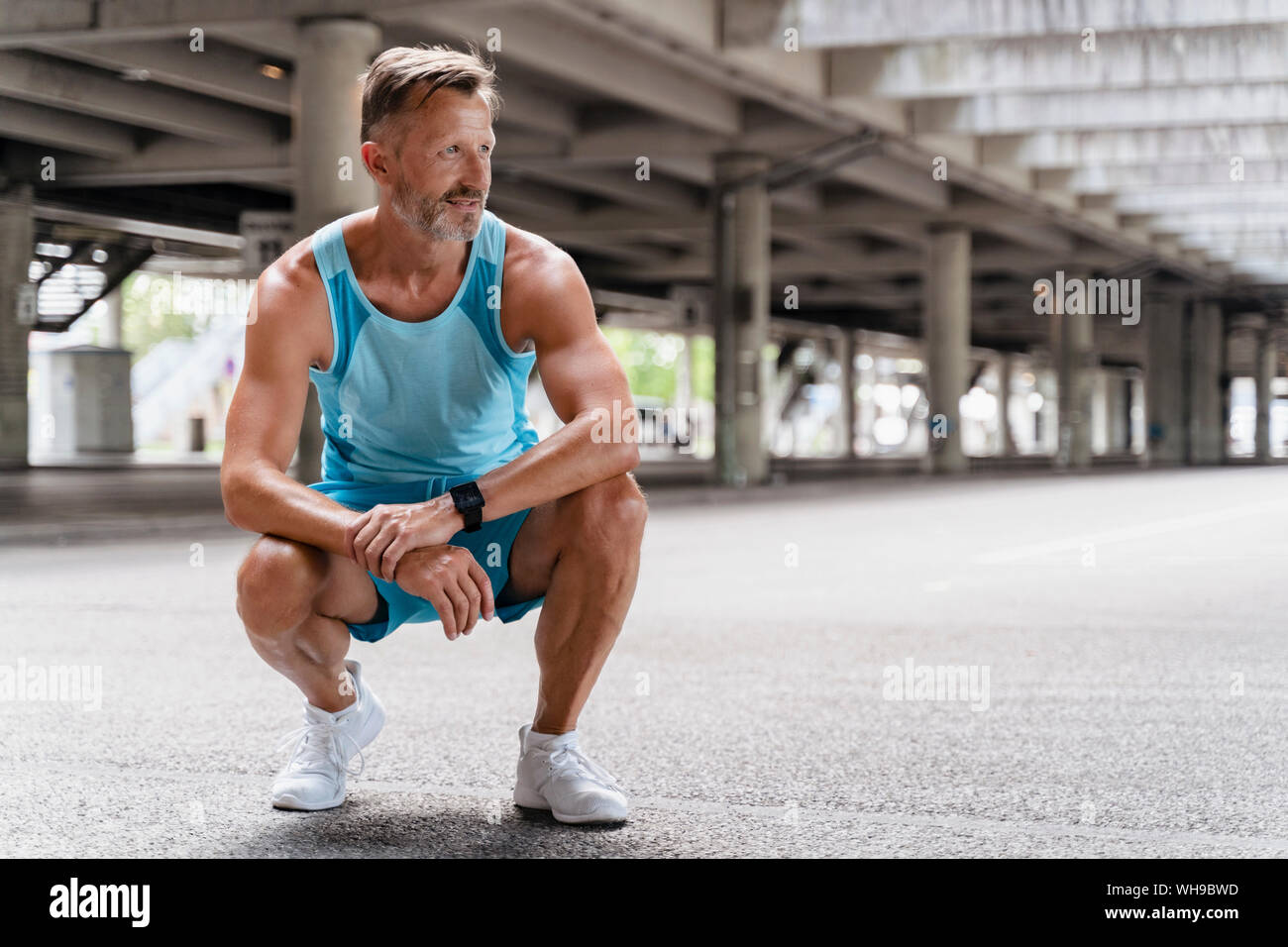 Hockender mann -Fotos und -Bildmaterial in hoher Auflösung – Alamy