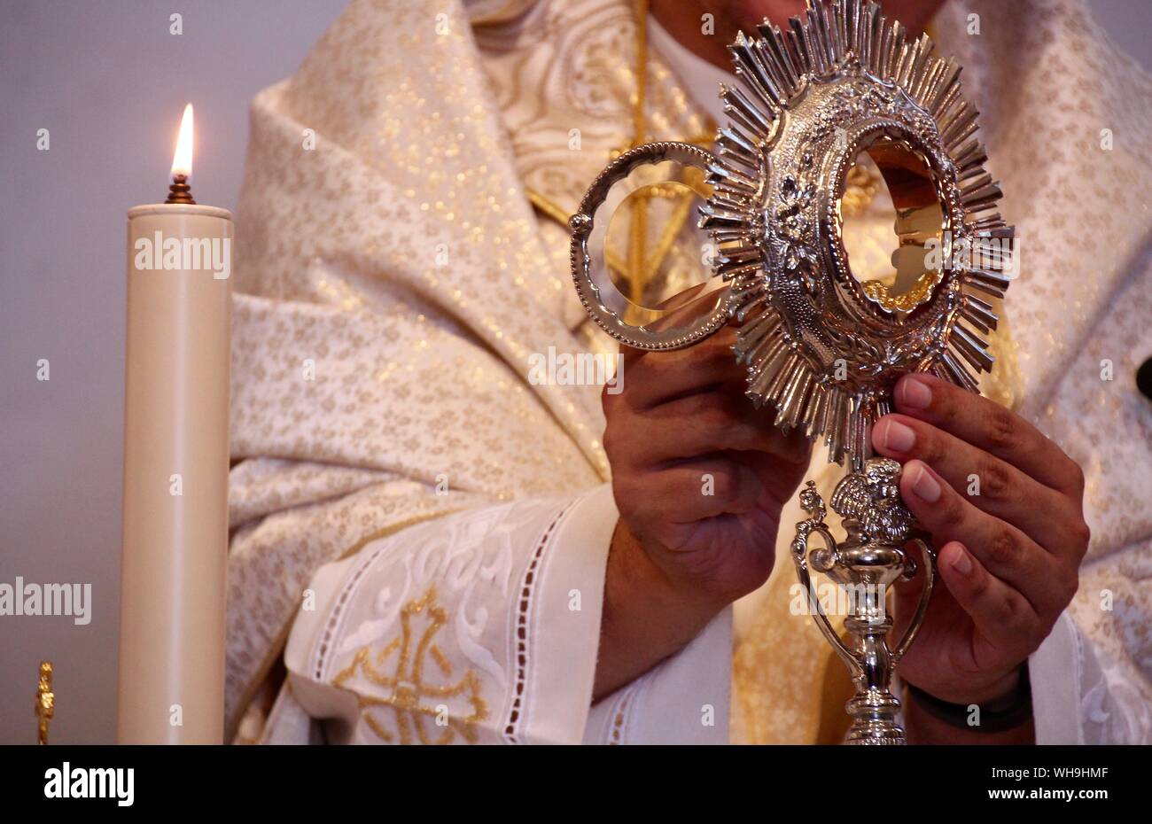 Farbiger priester -Fotos und -Bildmaterial in hoher Auflösung – Alamy