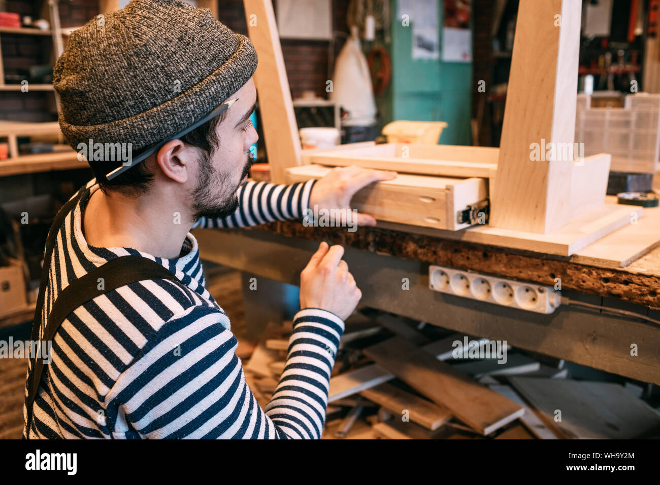 Am tisch arbeiten -Fotos und -Bildmaterial in hoher Auflösung – Alamy