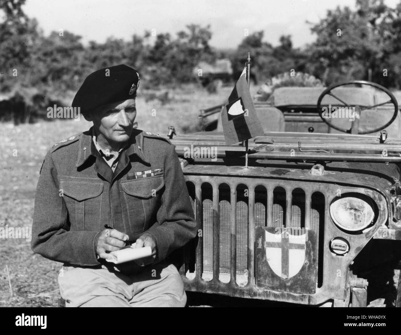 WW2: Feldmarschall Montgomery sitzen auf der Vorderseite eines Jeep ...